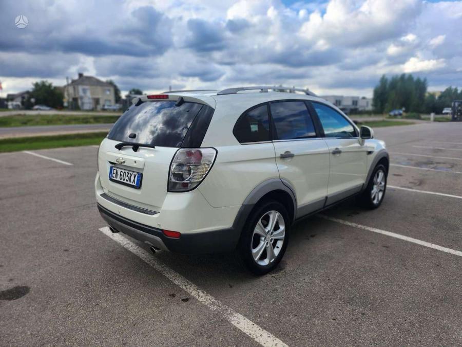 White Chevrolet Captiva 2013 in Kaunas, with an engine capacity of 2.20 L and mileage of 198 thousand km for 4900 €, photo 7 on AUTOMOTO.COM.LV