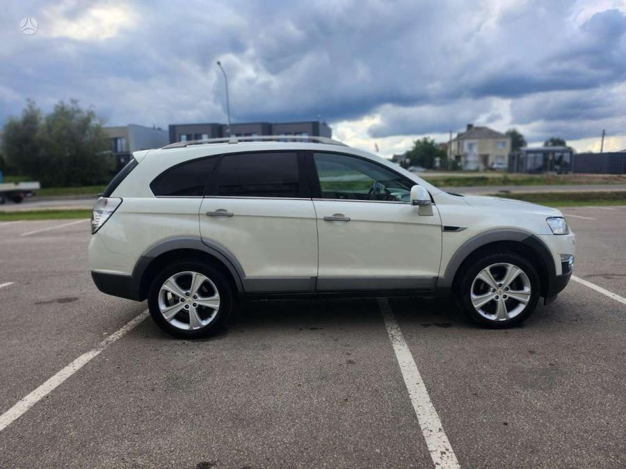 White Chevrolet Captiva 2013 in Kaunas, with an engine capacity of 2.20 L and mileage of 198 thousand km for 4900 €, photo 8 on AUTOMOTO.COM.LV