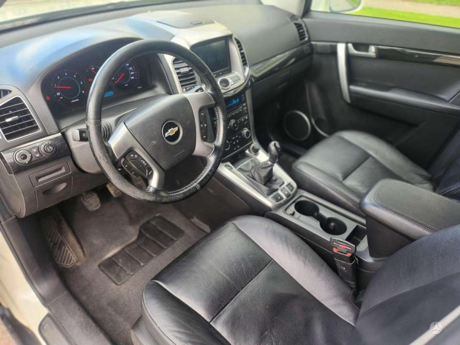 White Chevrolet Captiva 2013 in Kaunas, with an engine capacity of 2.20 L and mileage of 198 thousand km for 4900 €, photo 13 on AUTOMOTO.COM.LV