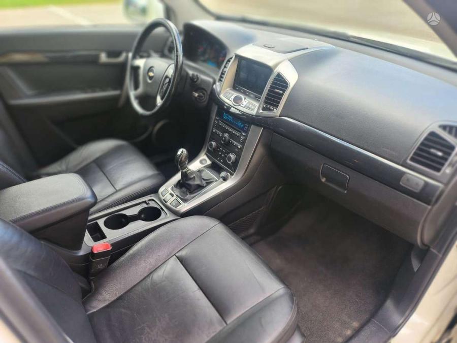 White Chevrolet Captiva 2013 in Kaunas, with an engine capacity of 2.20 L and mileage of 198 thousand km for 4900 €, photo 14 on AUTOMOTO.COM.LV