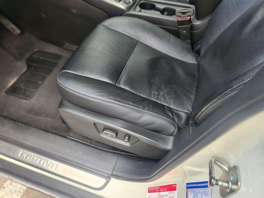 White Chevrolet Captiva 2013 in Kaunas, with an engine capacity of 2.20 L and mileage of 198 thousand km for 4900 €, photo 18 on AUTOMOTO.COM.LV