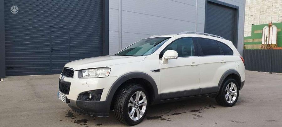 White Chevrolet Captiva 2013 in Kretinga, with an engine capacity of 2.23 L and mileage of 122 thousand km for 5650 €, photo 1 on AUTOMOTO.COM.LV
