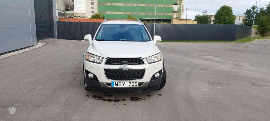 White Chevrolet Captiva 2013 in Kretinga, with an engine capacity of 2.23 L and mileage of 122 thousand km for 5650 €, photo 3 on AUTOMOTO.COM.LV