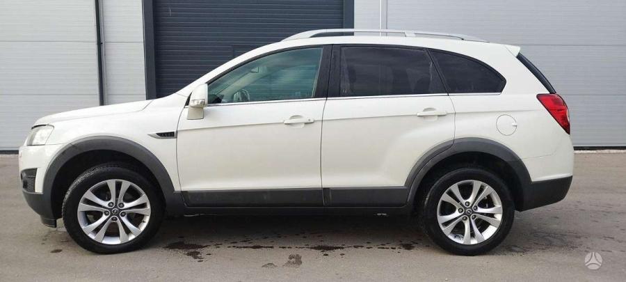 White Chevrolet Captiva 2013 in Kretinga, with an engine capacity of 2.23 L and mileage of 122 thousand km for 5650 €, photo 4 on AUTOMOTO.COM.LV