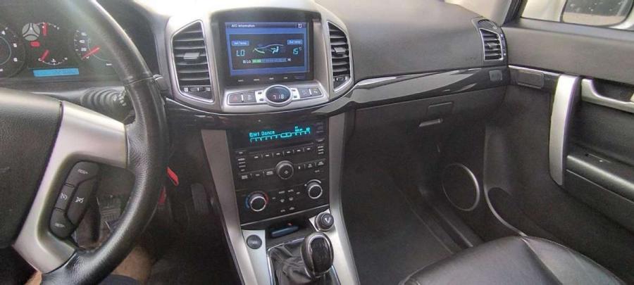White Chevrolet Captiva 2013 in Kretinga, with an engine capacity of 2.23 L and mileage of 122 thousand km for 5650 €, photo 8 on AUTOMOTO.COM.LV