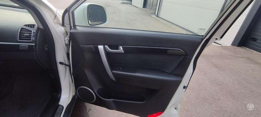 White Chevrolet Captiva 2013 in Kretinga, with an engine capacity of 2.23 L and mileage of 122 thousand km for 5650 €, photo 12 on AUTOMOTO.COM.LV