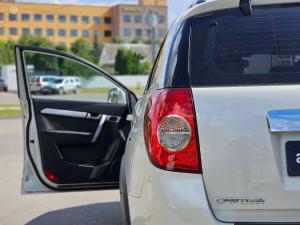 White Chevrolet Captiva 2013 in Siauliai, with an engine capacity of 2.20 L and mileage of 160 thousand km for 5950 €, photo 12 on AUTOMOTO.COM.LV