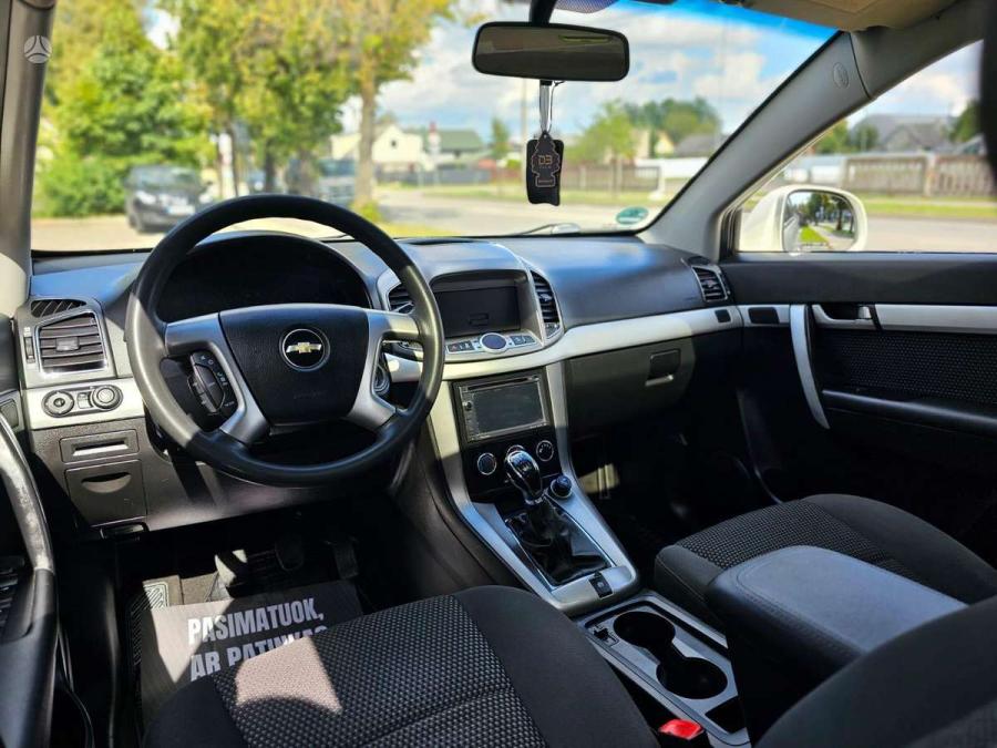 White Chevrolet Captiva 2013 in Siauliai, with an engine capacity of 2.20 L and mileage of 160 thousand km for 5950 €, photo 16 on AUTOMOTO.COM.LV