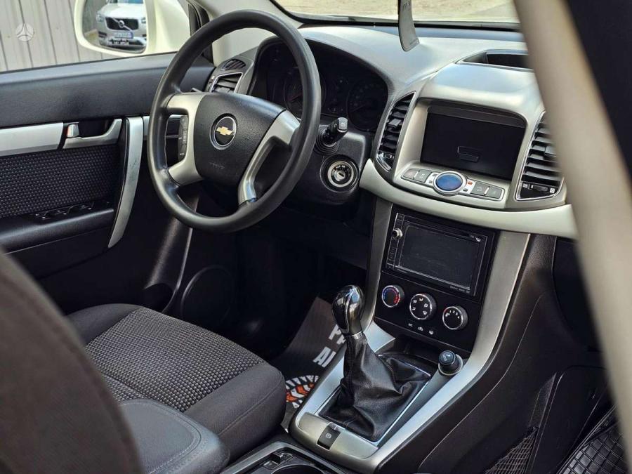 White Chevrolet Captiva 2013 in Siauliai, with an engine capacity of 2.20 L and mileage of 160 thousand km for 5950 €, photo 21 on AUTOMOTO.COM.LV
