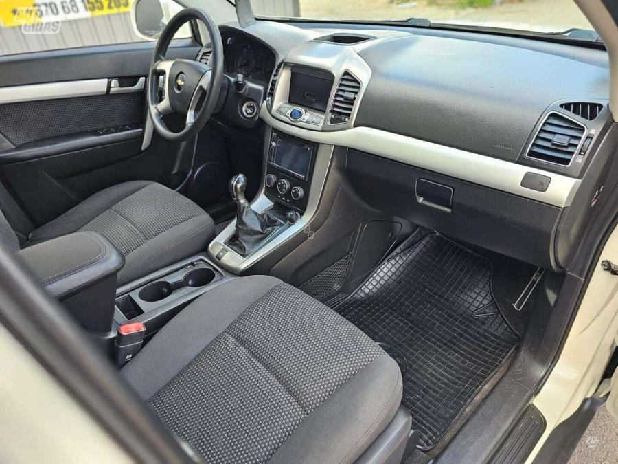 White Chevrolet Captiva 2013 in Siauliai, with an engine capacity of 2.20 L and mileage of 160 thousand km for 5950 €, photo 18 on AUTOMOTO.COM.LV