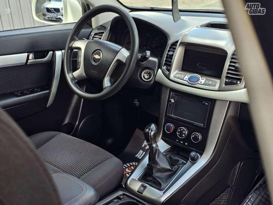 White Chevrolet Captiva 2013 in Siauliai, with an engine capacity of 2.20 L and mileage of 160 thousand km for 5950 €, photo 21 on AUTOMOTO.COM.LV