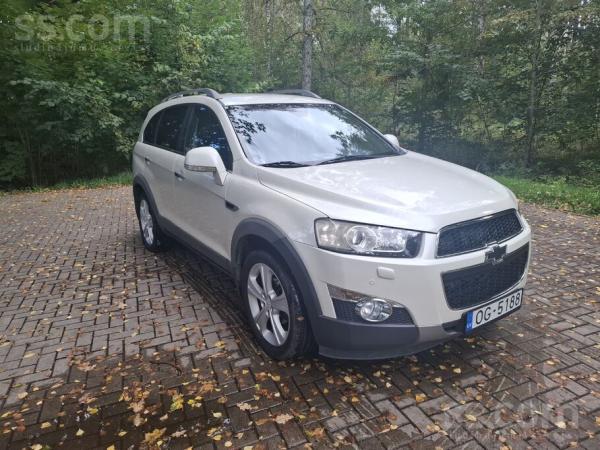 Chevrolet Captiva 2013 in Talsi on AUTOMOTO.COM.LV White Chevrolet Captiva 2013 in Talsi, with an engine capacity of 2.20 L and mileage of 261 thousand km for 6000 €, photo 1 on AUTOMOTO.COM.LV