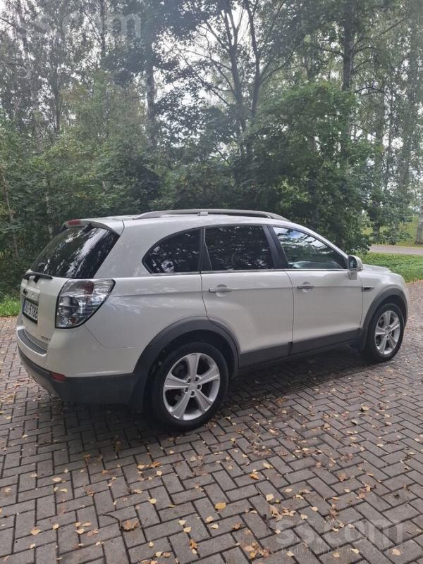 Chevrolet Captiva 2013 in Talsi on AUTOMOTO.COM.LV White Chevrolet Captiva 2013 in Talsi, with an engine capacity of 2.20 L and mileage of 261 thousand km for 6000 €, photo 8 on AUTOMOTO.COM.LV