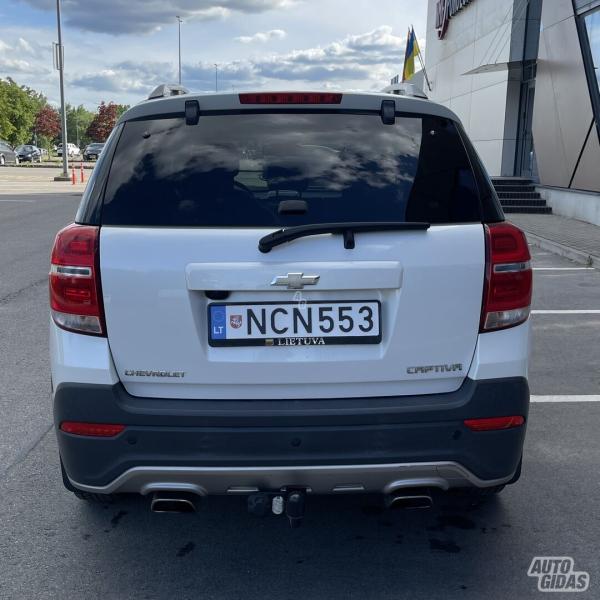White Chevrolet Captiva 2014 in Siauliai, with an engine capacity of 2.20 L and mileage of 71 thousand km for 8299 €, photo 4 on AUTOMOTO.COM.LV