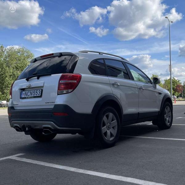 White Chevrolet Captiva 2014 in Siauliai, with an engine capacity of 2.20 L and mileage of 70 thousand km for 7999 €, photo 5 on AUTOMOTO.COM.LV