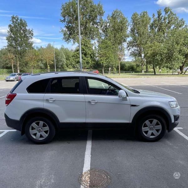White Chevrolet Captiva 2014 in Siauliai, with an engine capacity of 2.20 L and mileage of 70 thousand km for 7999 €, photo 6 on AUTOMOTO.COM.LV
