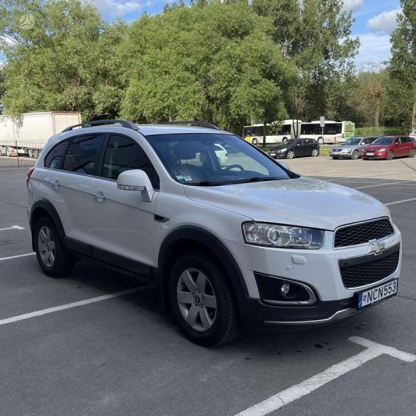 White Chevrolet Captiva 2014 in Siauliai, with an engine capacity of 2.20 L and mileage of 70 thousand km for 7999 €, photo 7 on AUTOMOTO.COM.LV