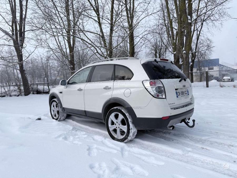 White Chevrolet Captiva 2013 in Siauliai, with an engine capacity of 2.20 L and mileage of 254 thousand km for 4400 €, photo 8 on AUTOMOTO.COM.LV
