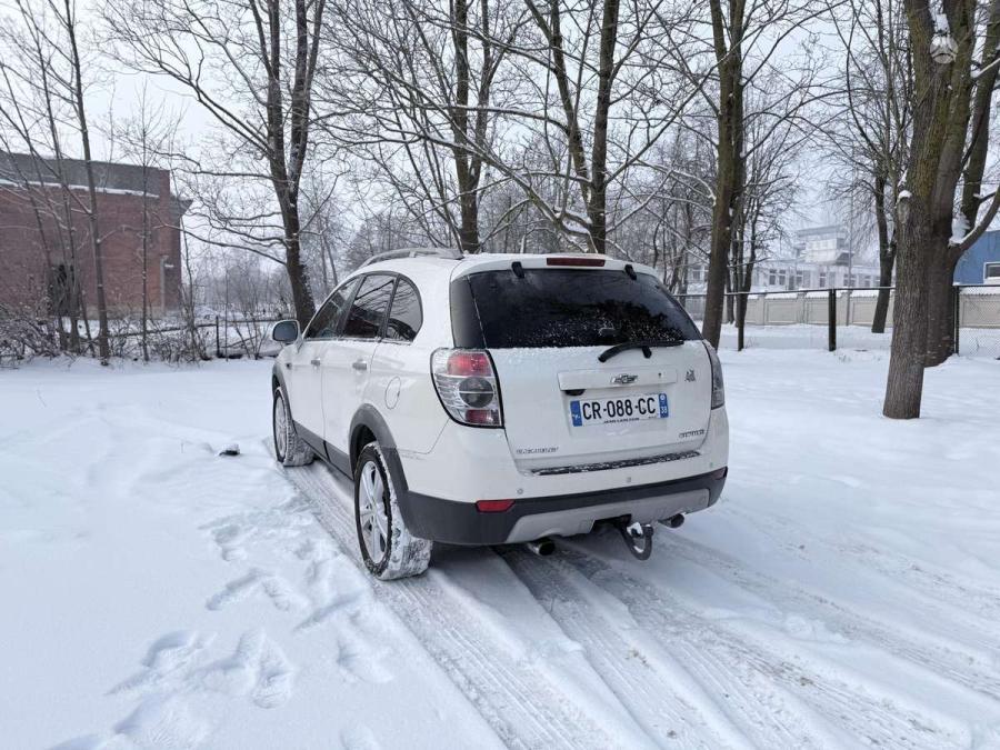 White Chevrolet Captiva 2013 in Siauliai, with an engine capacity of 2.20 L and mileage of 254 thousand km for 4400 €, photo 9 on AUTOMOTO.COM.LV