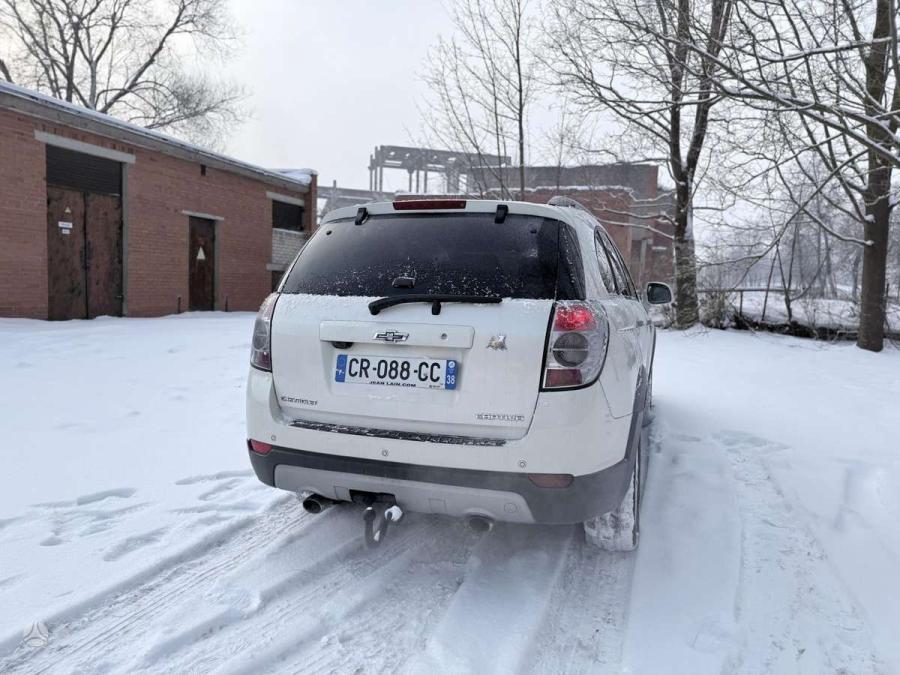 White Chevrolet Captiva 2013 in Siauliai, with an engine capacity of 2.20 L and mileage of 254 thousand km for 4400 €, photo 12 on AUTOMOTO.COM.LV