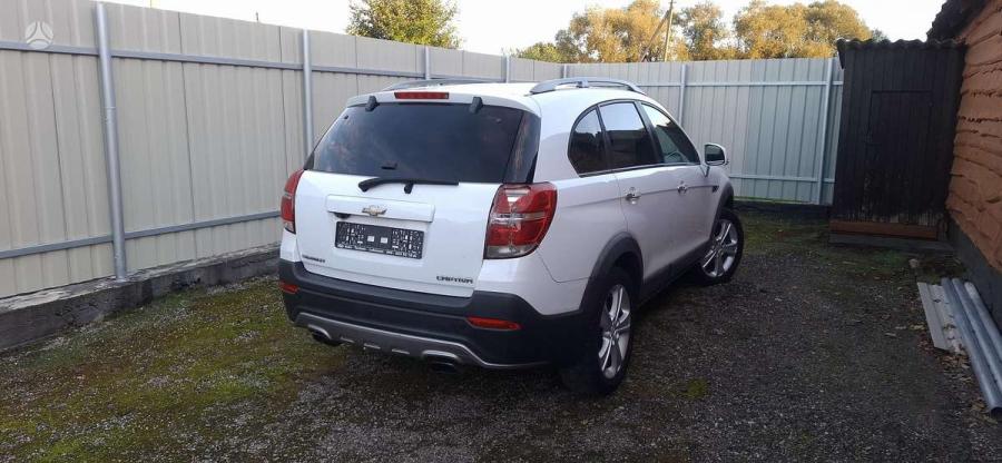 White Chevrolet Captiva 2013 in Vilnius, with an engine capacity of 2.20 L and mileage of 228 thousand km for 3750 €, photo 3 on AUTOMOTO.COM.LV