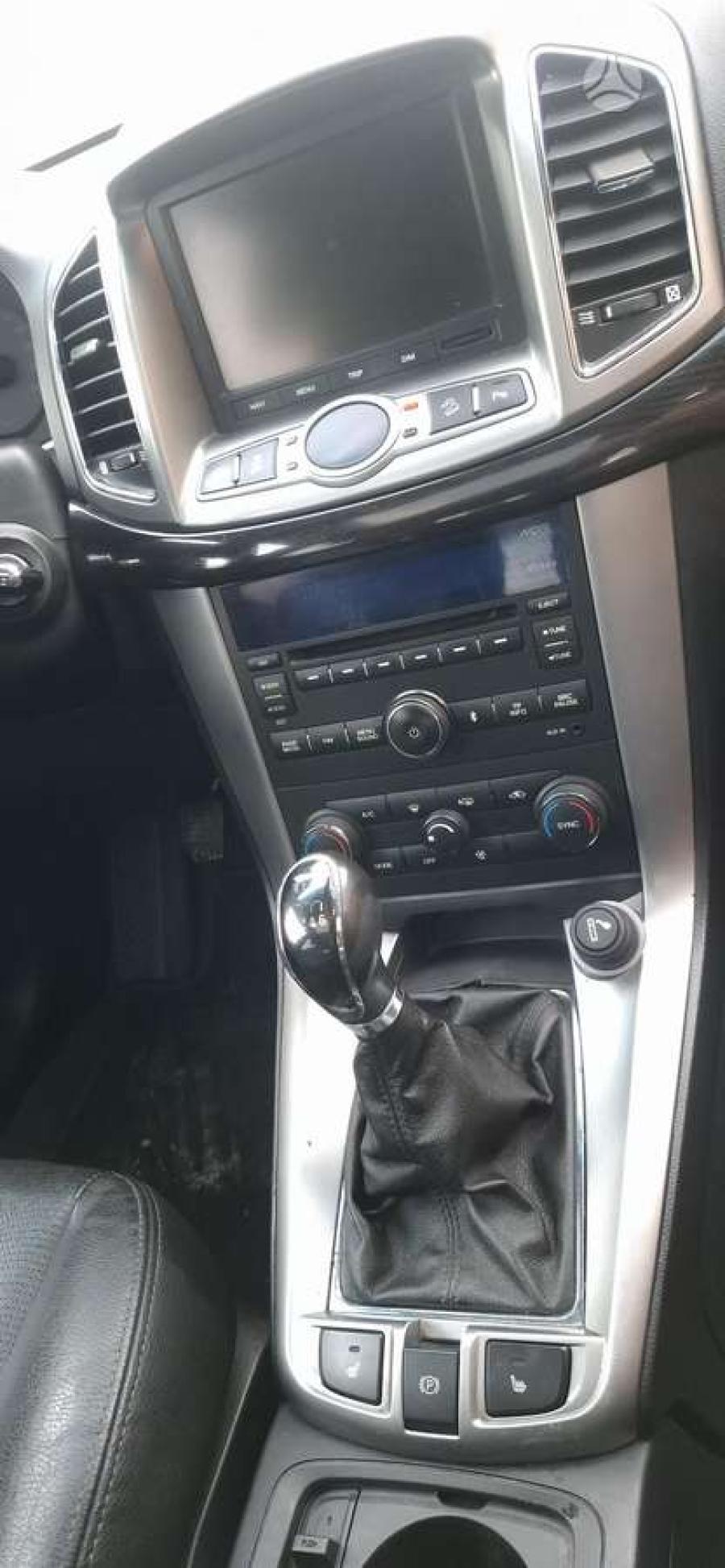 White Chevrolet Captiva 2013 in Vilnius, with an engine capacity of 2.20 L and mileage of 228 thousand km for 3750 €, photo 16 on AUTOMOTO.COM.LV