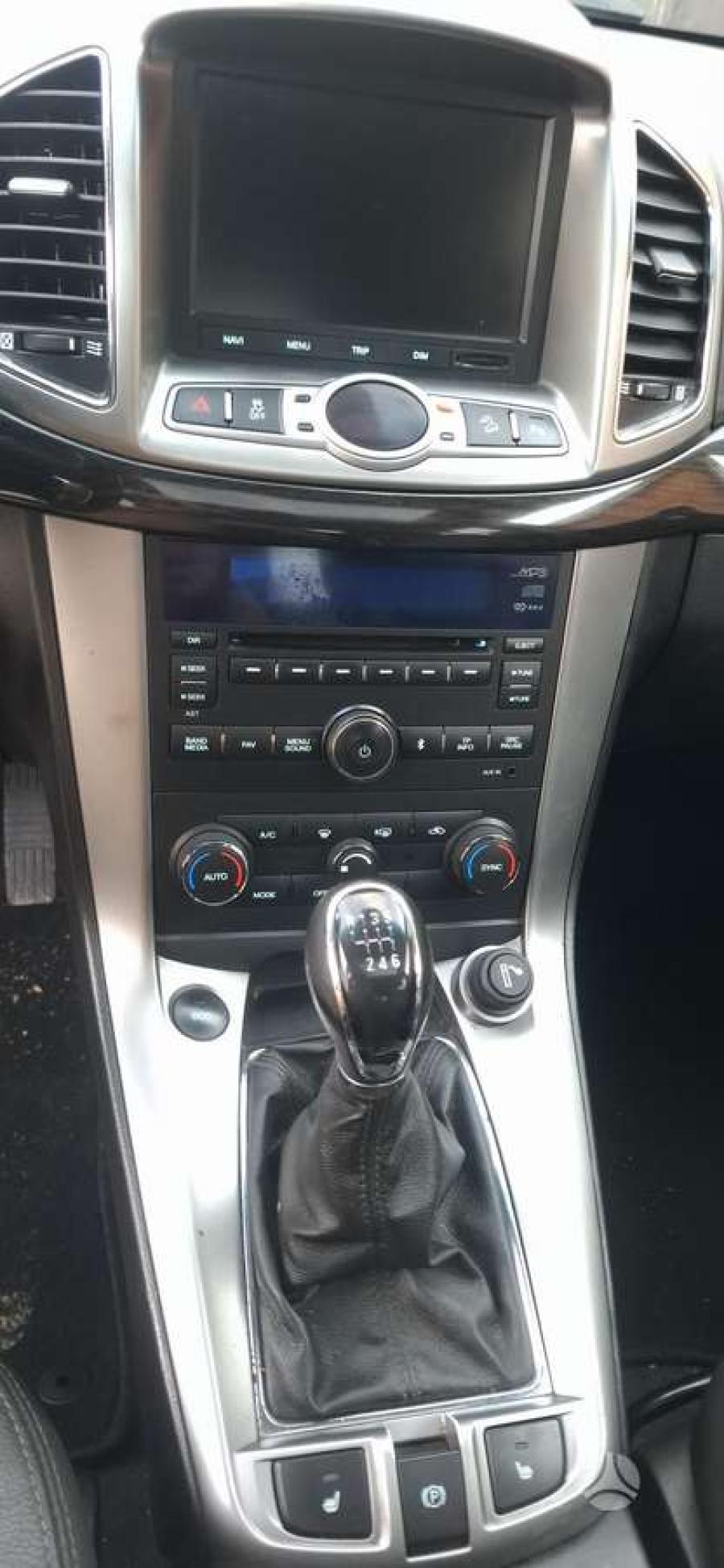 White Chevrolet Captiva 2013 in Vilnius, with an engine capacity of 2.20 L and mileage of 228 thousand km for 3750 €, photo 17 on AUTOMOTO.COM.LV