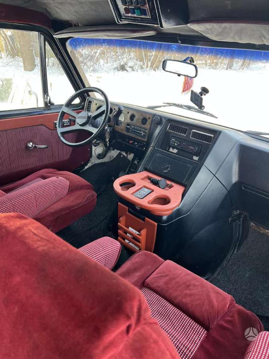 Melns Chevrolet chevy-van 1991 Viļņa, ar dzinēja tilpumu 6.20 L un nobraukumu 115 tūkst. km par 9000 €, foto 8 vietnē AUTOMOTO.COM.LV