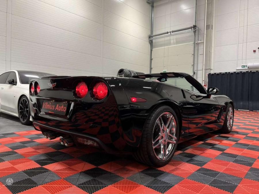 Melns Chevrolet Corvette 2006 Viļņa, ar dzinēja tilpumu 6.00 L un nobraukumu 23 tūkst. km par 26900 €, foto 4 vietnē AUTOMOTO.COM.LV