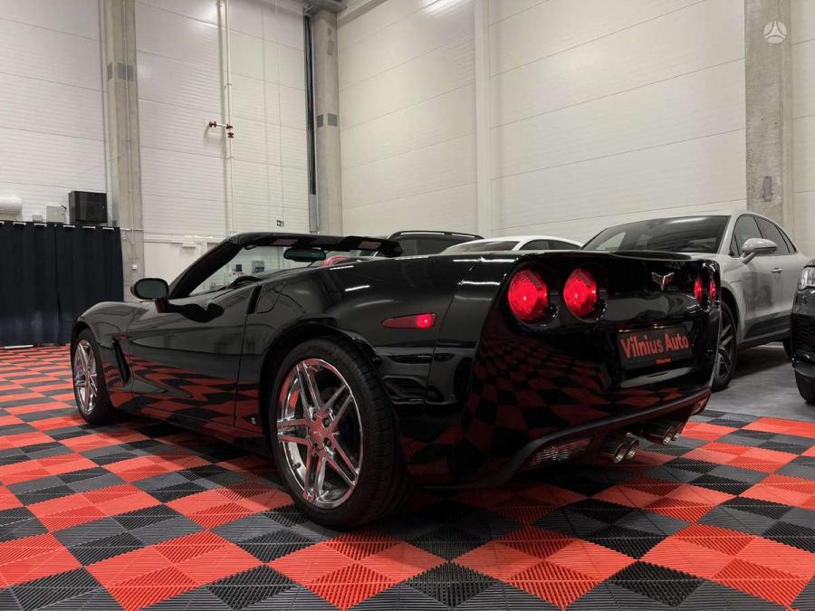 Melns Chevrolet Corvette 2006 Viļņa, ar dzinēja tilpumu 6.00 L un nobraukumu 23 tūkst. km par 26900 €, foto 6 vietnē AUTOMOTO.COM.LV