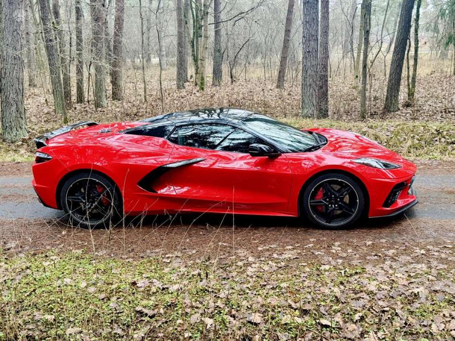Sarkans Chevrolet Corvette 2021 Kauņa, ar dzinēja tilpumu 6.16 L un nobraukumu 10 tūkst. km par 79000 €, foto 4 vietnē AUTOMOTO.COM.LV