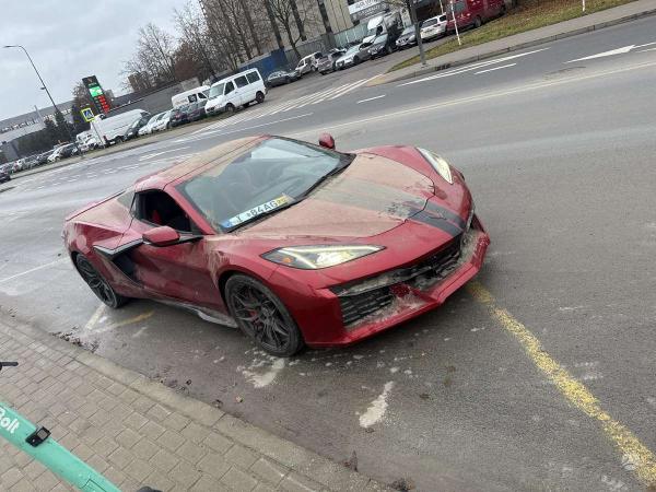 Red Chevrolet Corvette 2022 in Kaisiadorys, with an engine capacity of 0.00 L and mileage of 15 thousand km for 107500 €, photo 1 on AUTOMOTO.COM.LV