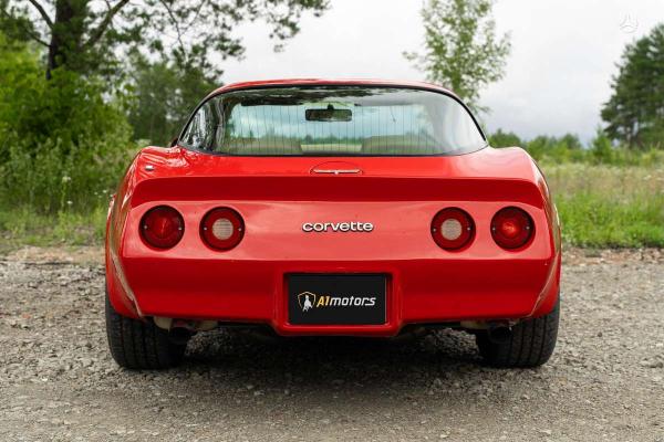 Sarkans Chevrolet Corvette 1980 Panevēža, ar dzinēja tilpumu 5.70 L un nobraukumu 126 tūkst. km par 29950 €, foto 6 vietnē AUTOMOTO.COM.LV