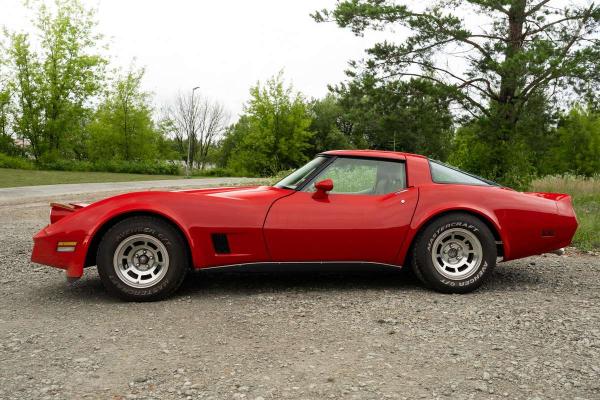 Sarkans Chevrolet Corvette 1980 Panevēža, ar dzinēja tilpumu 5.70 L un nobraukumu 126 tūkst. km par 29950 €, foto 2 vietnē AUTOMOTO.COM.LV