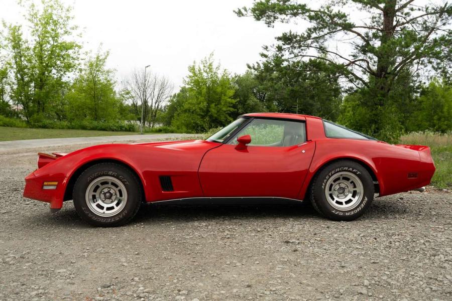 Sarkans Chevrolet Corvette 1980 Panevēža, ar dzinēja tilpumu 5.70 L un nobraukumu 126 tūkst. km par 29950 €, foto 3 vietnē AUTOMOTO.COM.LV
