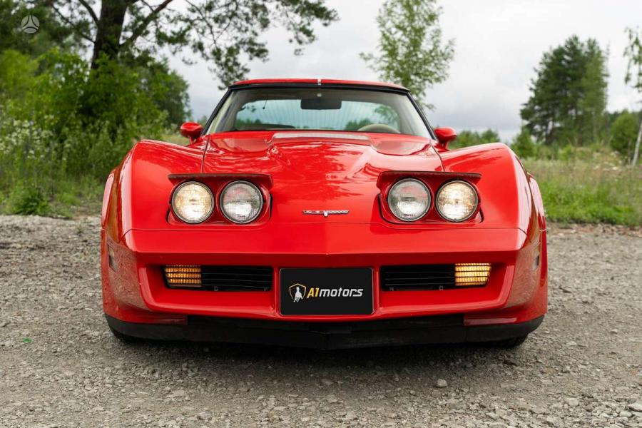 Sarkans Chevrolet Corvette 1980 Panevēža, ar dzinēja tilpumu 5.70 L un nobraukumu 126 tūkst. km par 29950 €, foto 4 vietnē AUTOMOTO.COM.LV
