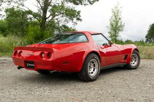 Sarkans Chevrolet Corvette 1980 Panevēža, ar dzinēja tilpumu 5.70 L un nobraukumu 126 tūkst. km par 29950 €, foto 5 vietnē AUTOMOTO.COM.LV