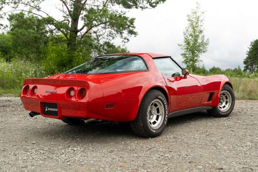 Sarkans Chevrolet Corvette 1980 Panevēža, ar dzinēja tilpumu 5.70 L un nobraukumu 126 tūkst. km par 29950 €, foto 5 vietnē AUTOMOTO.COM.LV