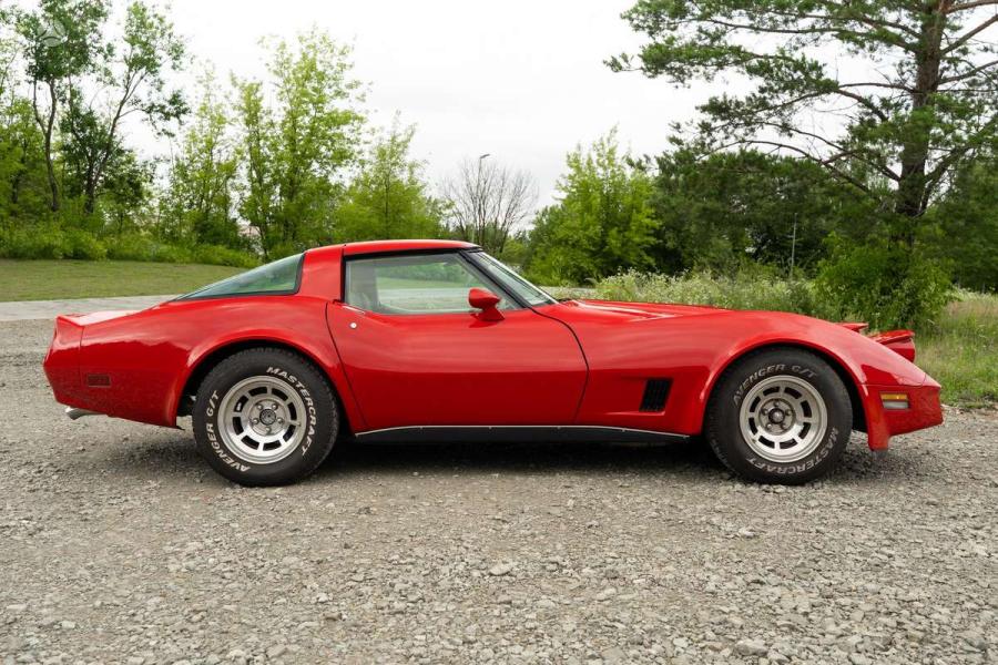 Sarkans Chevrolet Corvette 1980 Panevēža, ar dzinēja tilpumu 5.70 L un nobraukumu 126 tūkst. km par 29950 €, foto 6 vietnē AUTOMOTO.COM.LV