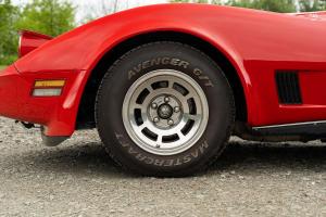 Sarkans Chevrolet Corvette 1980 Panevēža, ar dzinēja tilpumu 5.70 L un nobraukumu 126 tūkst. km par 29950 €, foto 9 vietnē AUTOMOTO.COM.LV