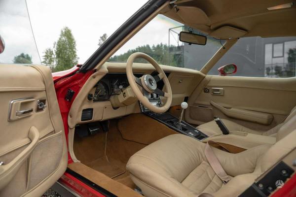 Sarkans Chevrolet Corvette 1980 Panevēža, ar dzinēja tilpumu 5.70 L un nobraukumu 126 tūkst. km par 29950 €, foto 9 vietnē AUTOMOTO.COM.LV