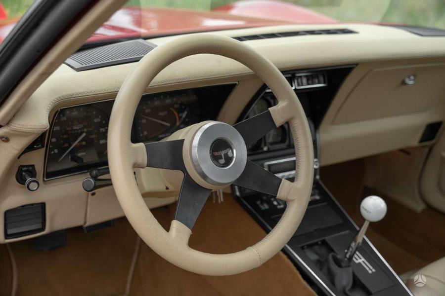Sarkans Chevrolet Corvette 1980 Panevēža, ar dzinēja tilpumu 5.70 L un nobraukumu 126 tūkst. km par 29950 €, foto 12 vietnē AUTOMOTO.COM.LV