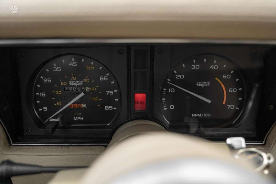 Sarkans Chevrolet Corvette 1980 Panevēža, ar dzinēja tilpumu 5.70 L un nobraukumu 126 tūkst. km par 29950 €, foto 17 vietnē AUTOMOTO.COM.LV