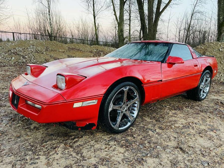 Red Chevrolet Corvette 1987 in Kaisiadorys, with an engine capacity of 5.70 L and mileage of 65 thousand km for 7500 €, photo 2 on AUTOMOTO.COM.LV