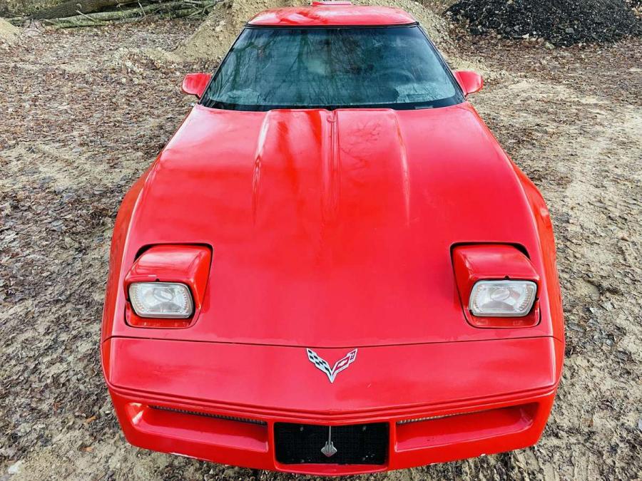 Red Chevrolet Corvette 1987 in Kaisiadorys, with an engine capacity of 5.70 L and mileage of 65 thousand km for 7500 €, photo 4 on AUTOMOTO.COM.LV