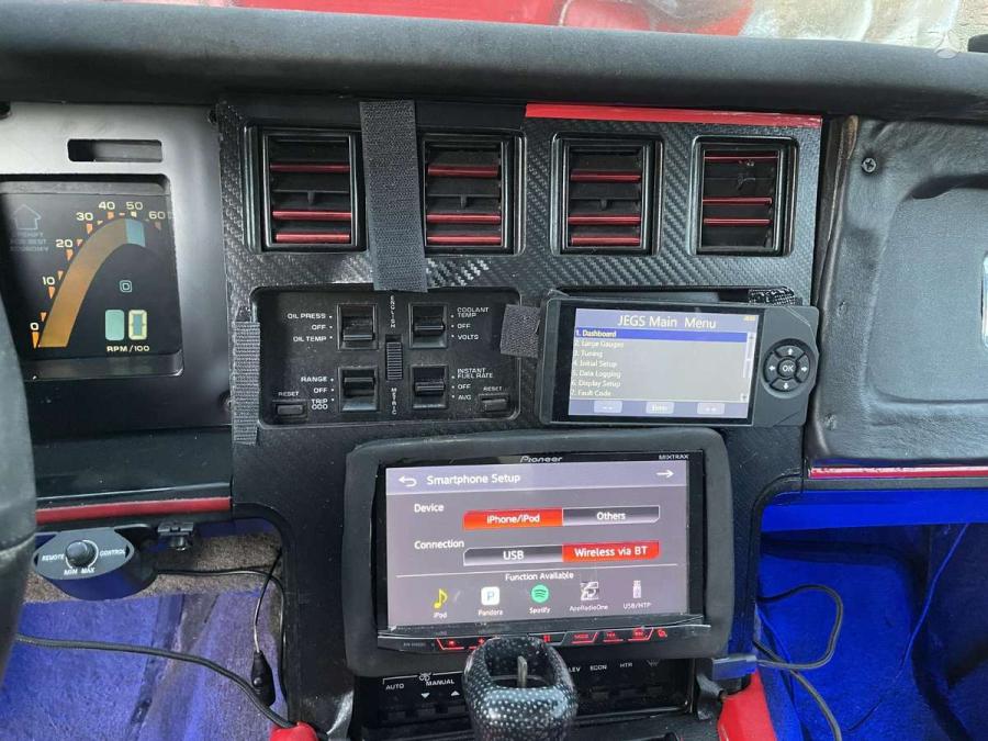 Red Chevrolet Corvette 1987 in Kaisiadorys, with an engine capacity of 5.70 L and mileage of 65 thousand km for 7500 €, photo 13 on AUTOMOTO.COM.LV