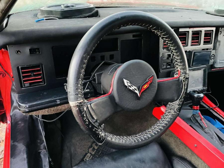 Red Chevrolet Corvette 1987 in Kaisiadorys, with an engine capacity of 5.70 L and mileage of 65 thousand km for 7500 €, photo 16 on AUTOMOTO.COM.LV