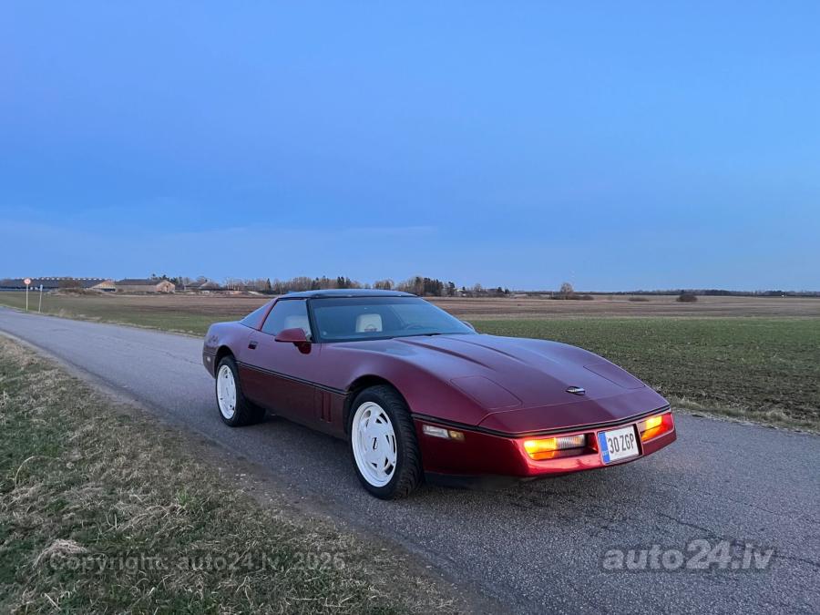 Sarkans Chevrolet Corvette 1988 Tallina, ar dzinēja tilpumu 5.70 L un nobraukumu 135 tūkst. km par 13000 €, foto 1 vietnē AUTOMOTO.COM.LV
