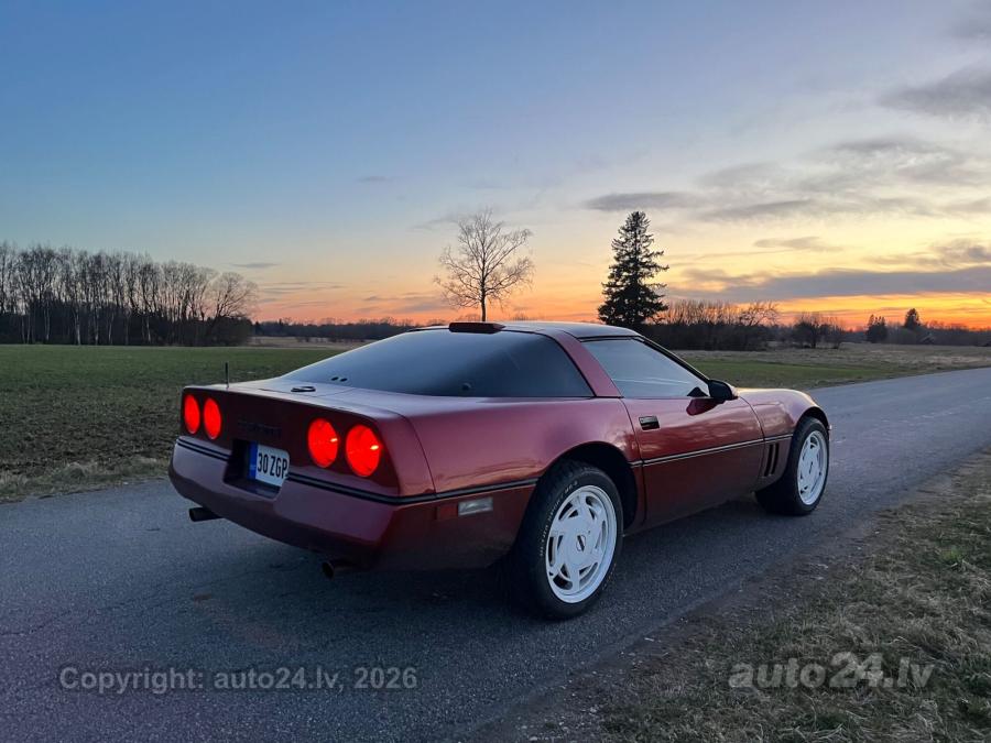 Sarkans Chevrolet Corvette 1988 Tallina, ar dzinēja tilpumu 5.70 L un nobraukumu 135 tūkst. km par 13000 €, foto 5 vietnē AUTOMOTO.COM.LV