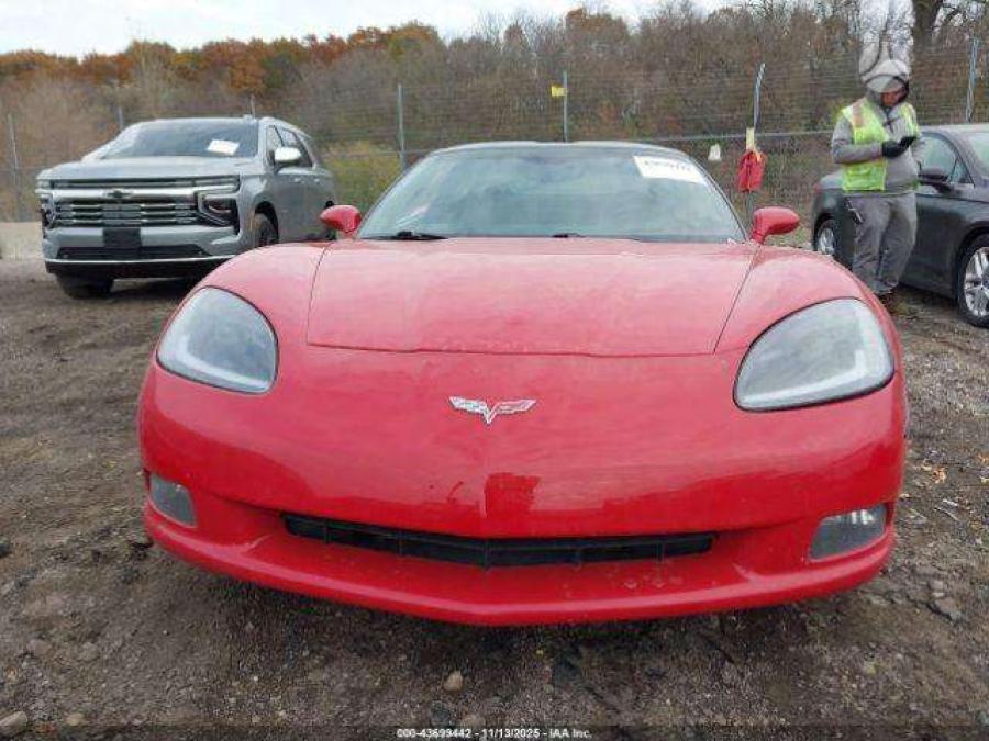 Sarkans Chevrolet Corvette 2005 Klaipėda, ar dzinēja tilpumu 6.00 L un nobraukumu 120 tūkst. km par 7000 €, foto 12 vietnē AUTOMOTO.COM.LV